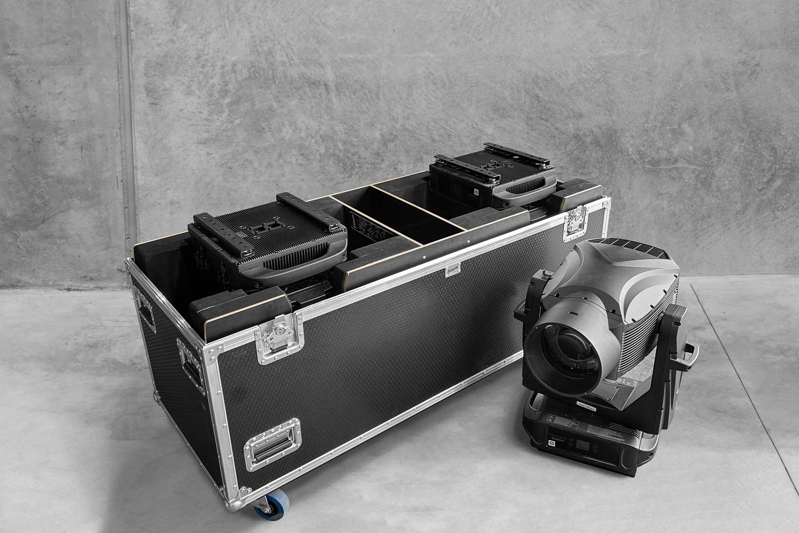 VARI-LITE 3600 PROFILE IP INSERT IN 24 X 60 LIFT OFF LID CASE – Fiasco ...